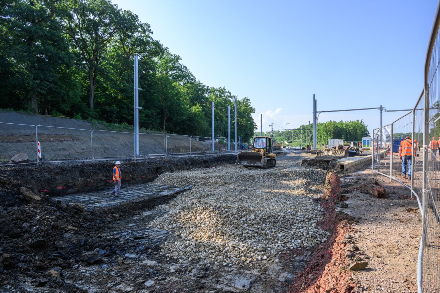 2,7 km de voies, 13 aiguillages, 1 nouveau quai,… L’été studieux des ...